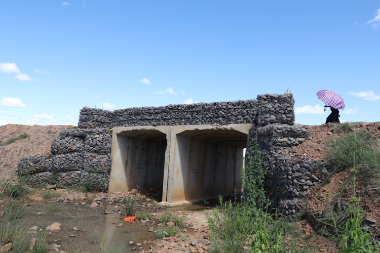 Umphakathi ukhethe ukuziqoqela imali wazakhela ibhuloho lokuwela umfula ...